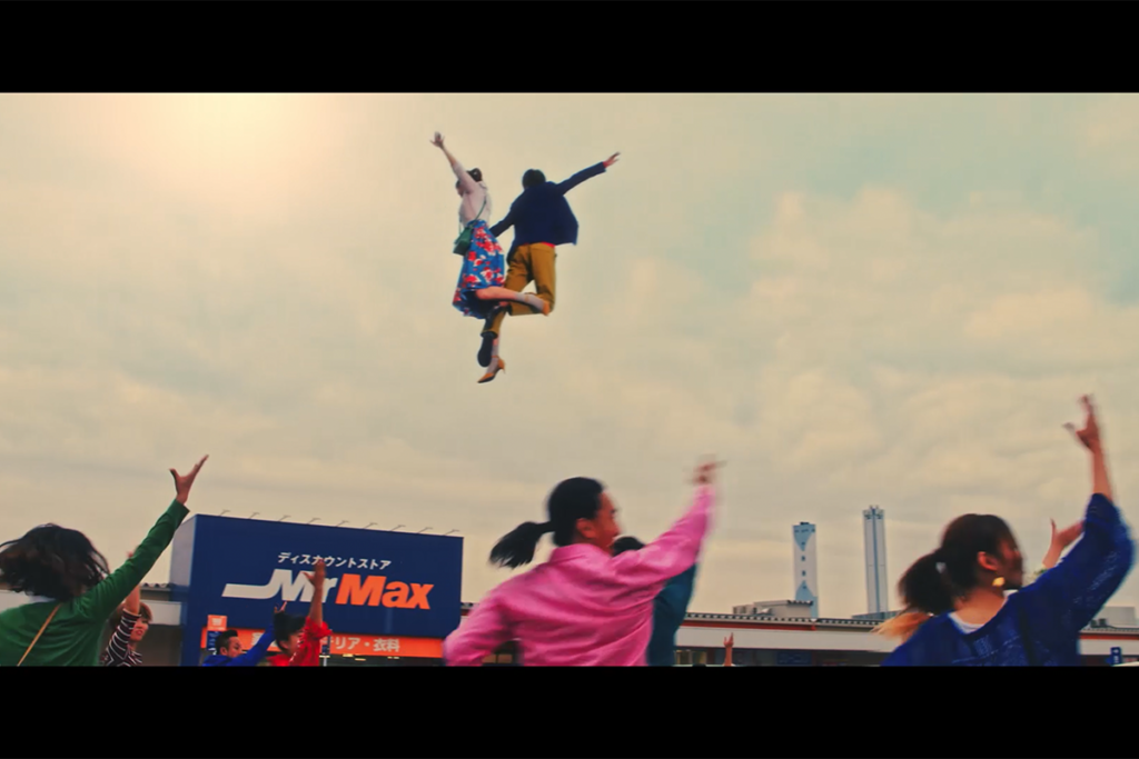 MrMax TV-CM 「お客様」篇 | 福岡県 | 制作実績 | 九州空撮隊（熊本・福岡・鹿児島・長崎・大分・宮崎・佐賀・沖縄）
